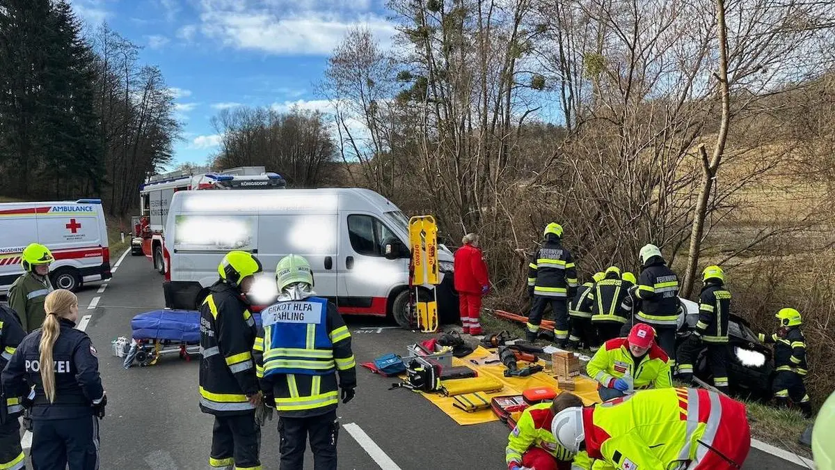 Drei Verletzte bei schwerem Unfall mit Pkw und Transporter